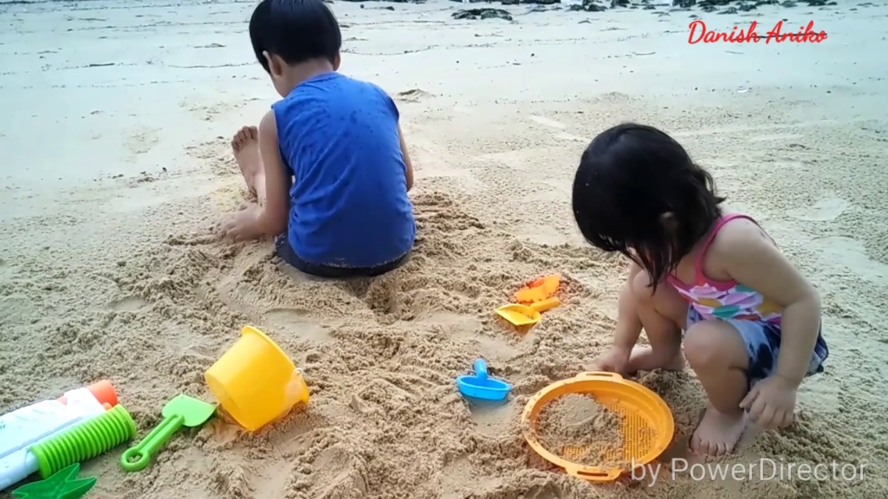 MAINAN ANAK, MAIN PASIR DI PANTAI, PLAY SAND CASTLE - YouTube