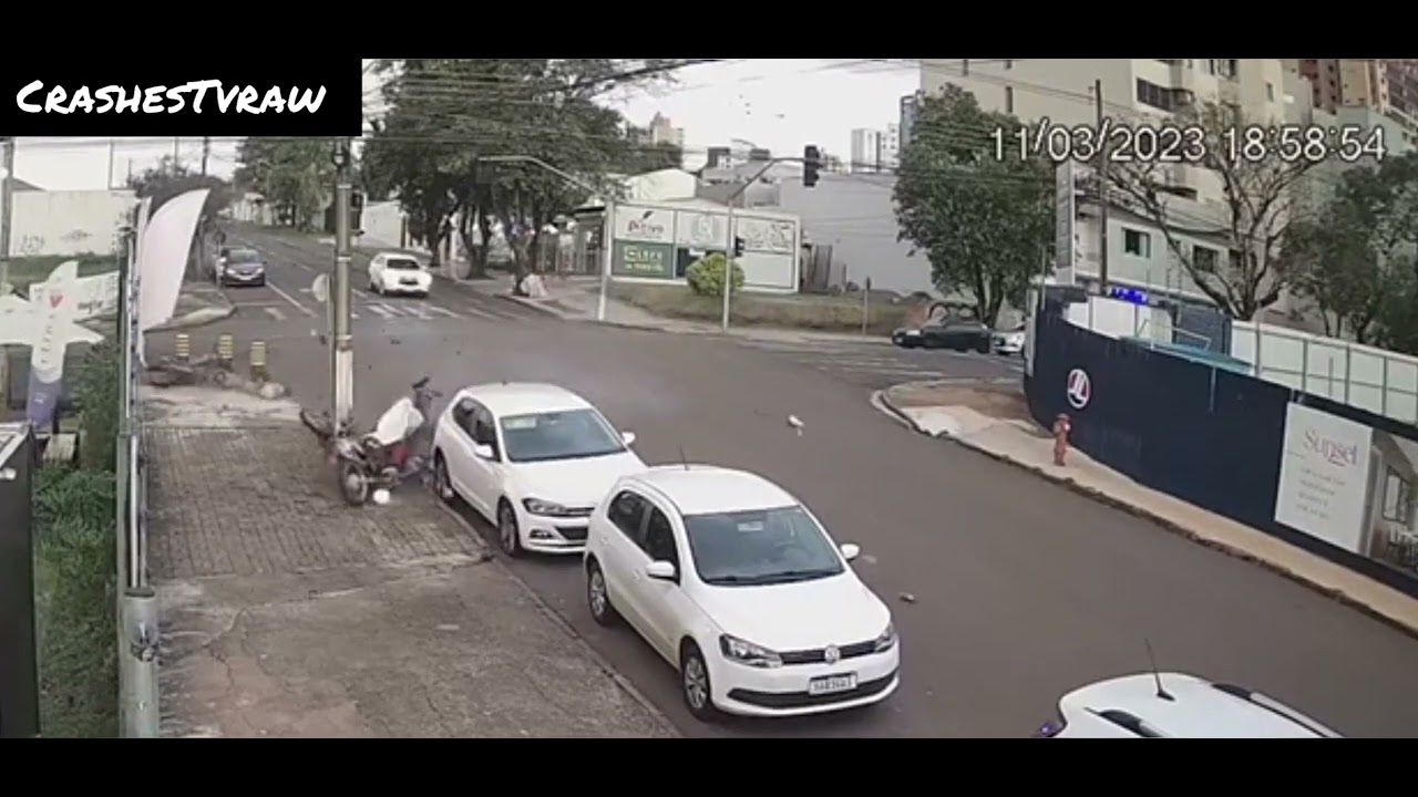 Fatal crash between 2 delivery guys on bike - YouTube