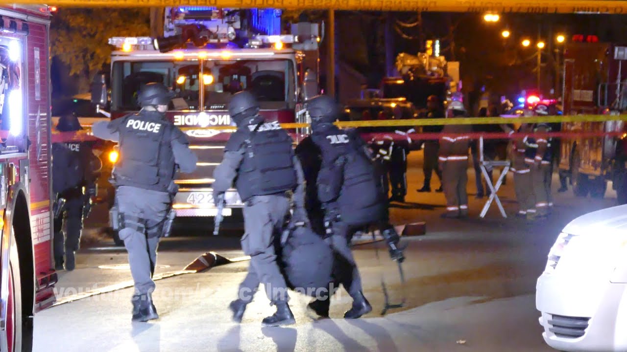 Man on rampage throws furnitures out the window / Homme barricadé à ...