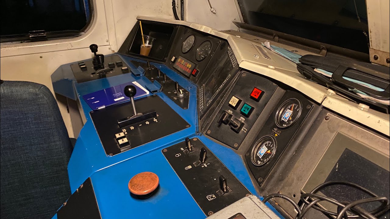 [1733] Bên trong cabin và khoang động cơ đầu máy D20E - YouTube