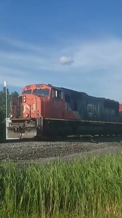 CN 5707 SD75i leads train west with interesting horn - YouTube