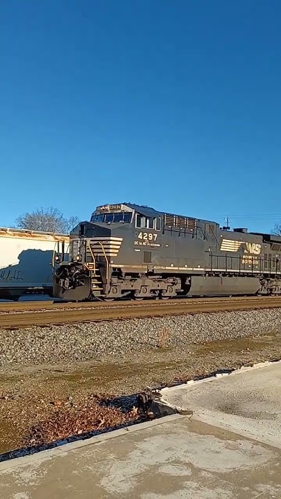 "Blasting climb thru town" Aggressive DUO Norfolk Southern #4297 - #27a @rider22 - YouTube