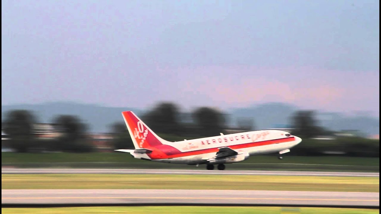 Aerosucre 737-200 Adv Extremely low departure at Bogotá SKBO HD. - YouTube