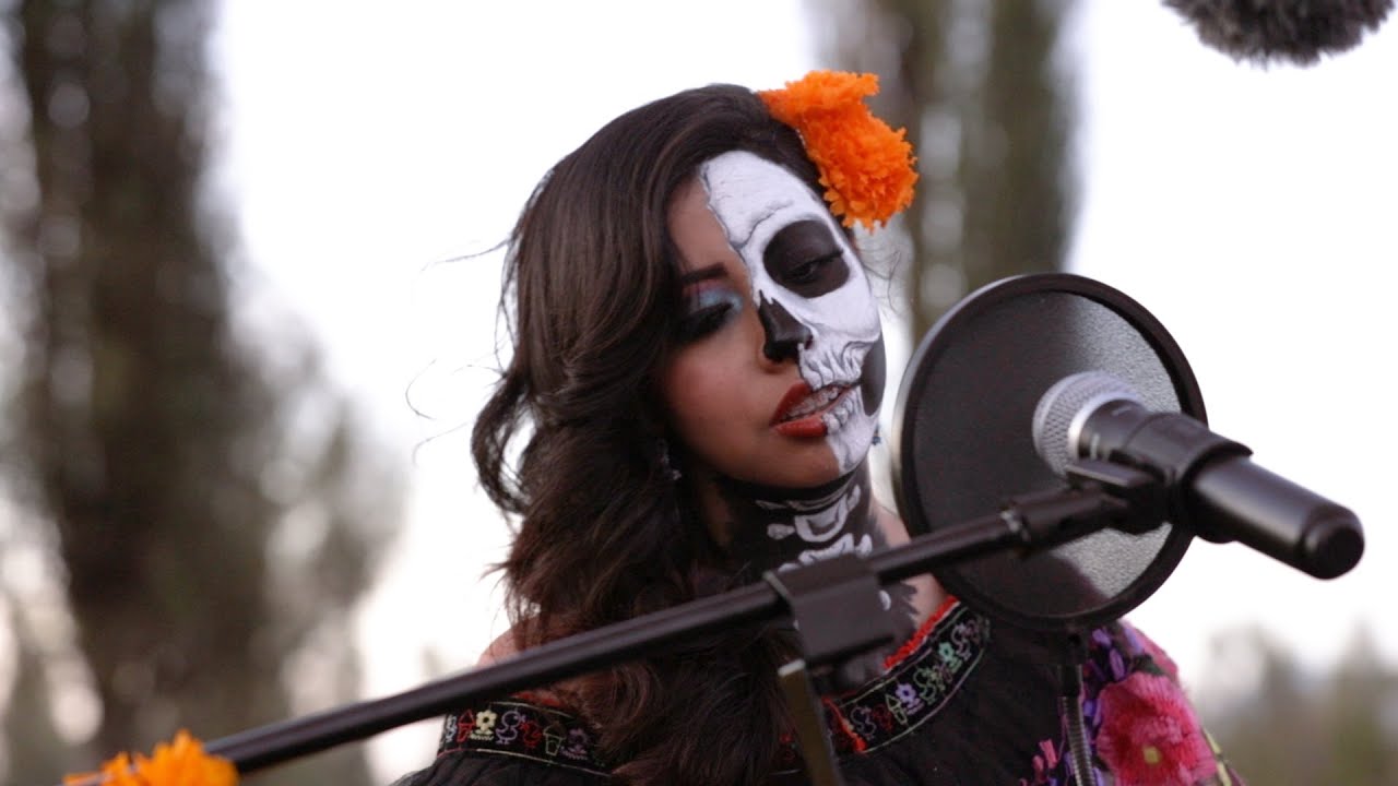 La Bruja, interpretada por Ingrid Jiménez. - YouTube