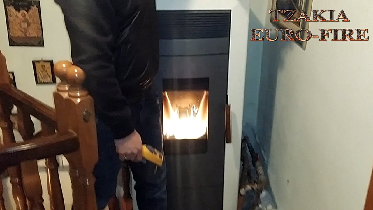 Υδραυλική Σόμπα Pellet λέβητας που συνδέεται με τα σώματα του καλοριφέρ ...