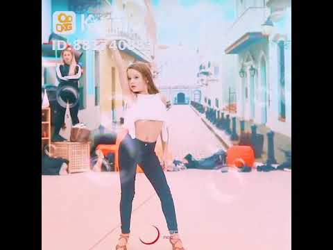 Niña bailando bachata