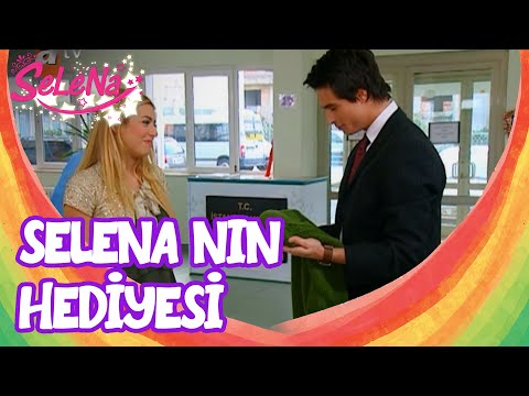 Selena Burak'a Elleriyle Kazak Ördü - Selena Sahneler