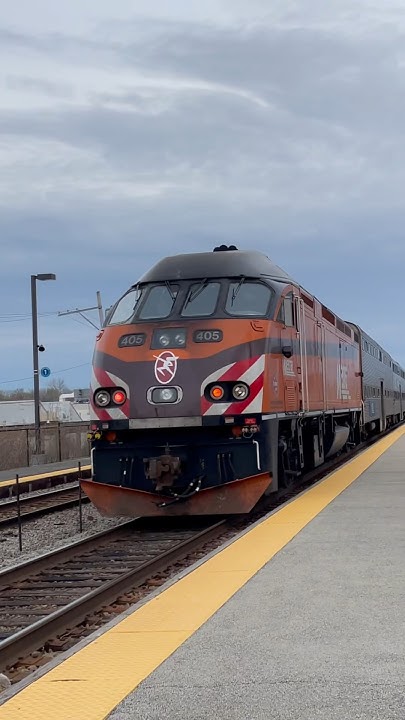 Metra 405 pushes through Mayfair - YouTube