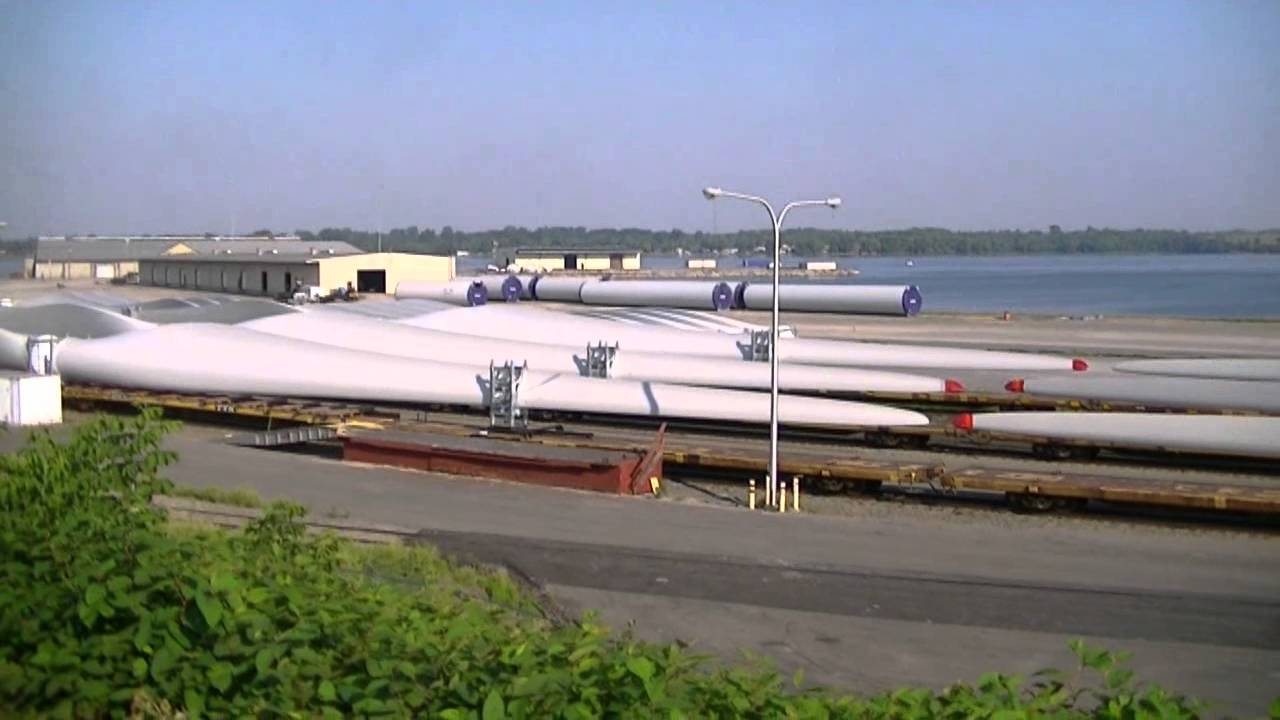 Unloading the Last Windmill Blade Train at the Port - YouTube