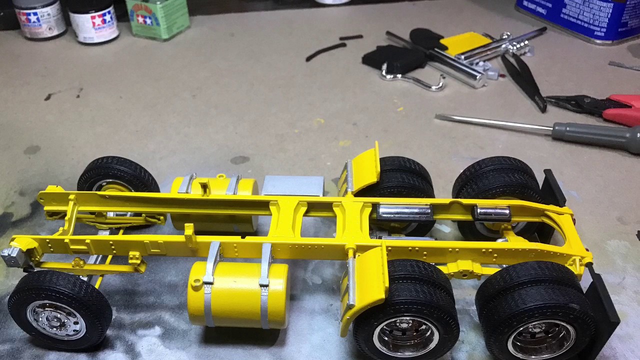 White Freightliner 1/25 Scale AMT - YouTube