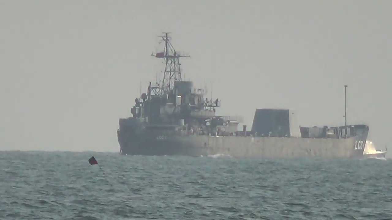 LCC -1兩棲指揮艦(高雄艦)出任務兩艘光華六號飛彈快艇護航 - YouTube