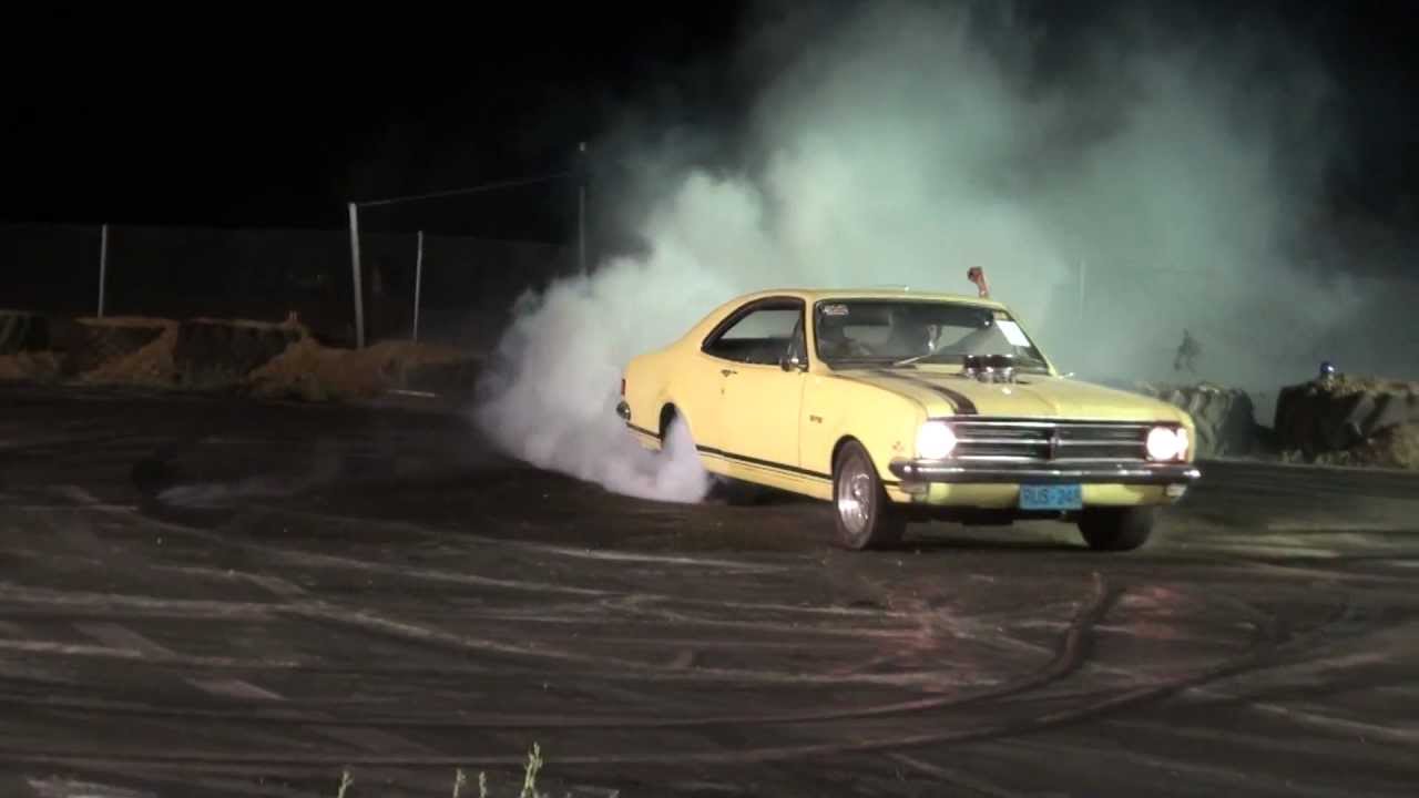 Wagin Burnouts 2012 - HK Monaro - Burnout Finalist - YouTube