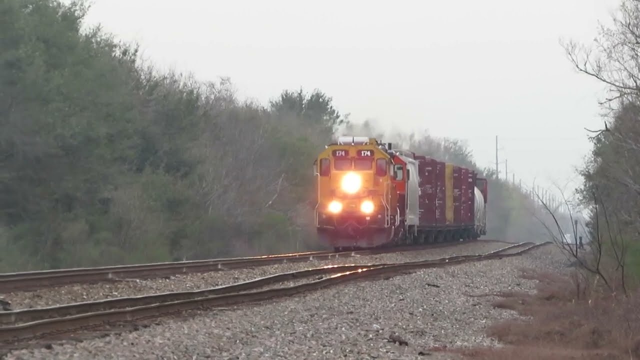 BNSF 174 ATSF Bluebonnet leading a local in Alvin TX - YouTube