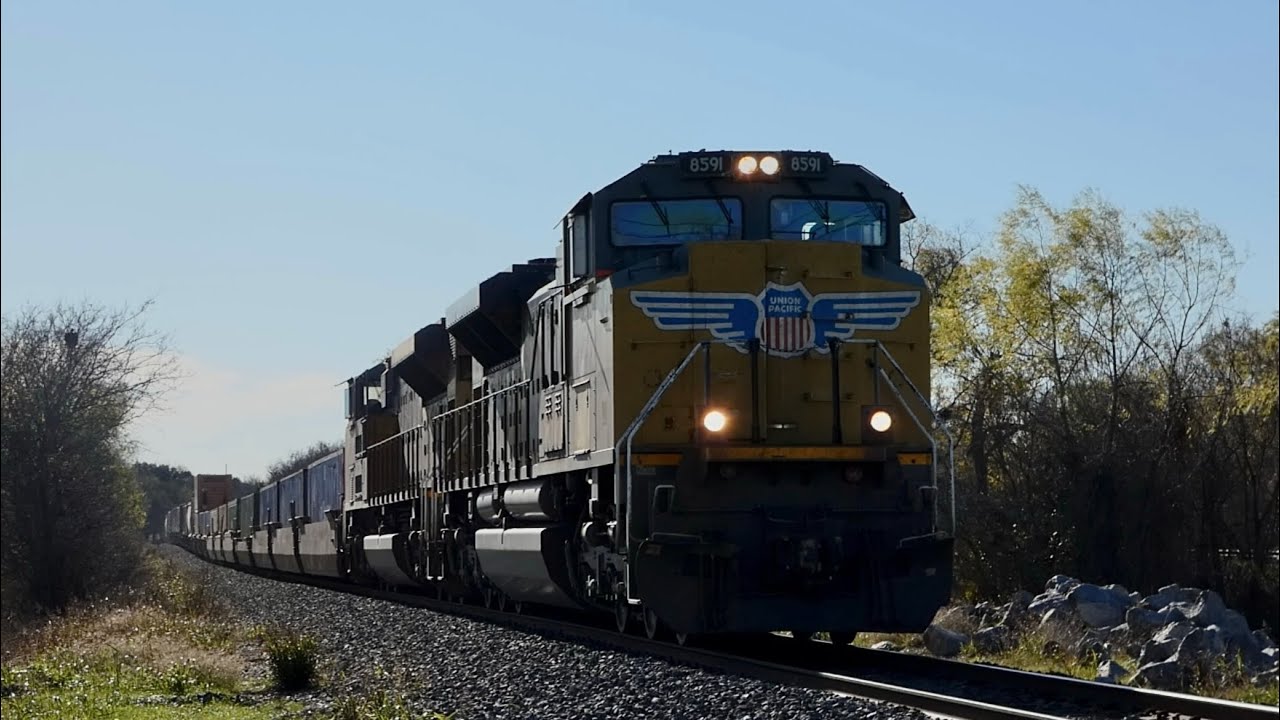 UP 8591 Leads Northbound Mixed Freight Train At Posey Road In San Marcos, Texas on 12/27/23 ...