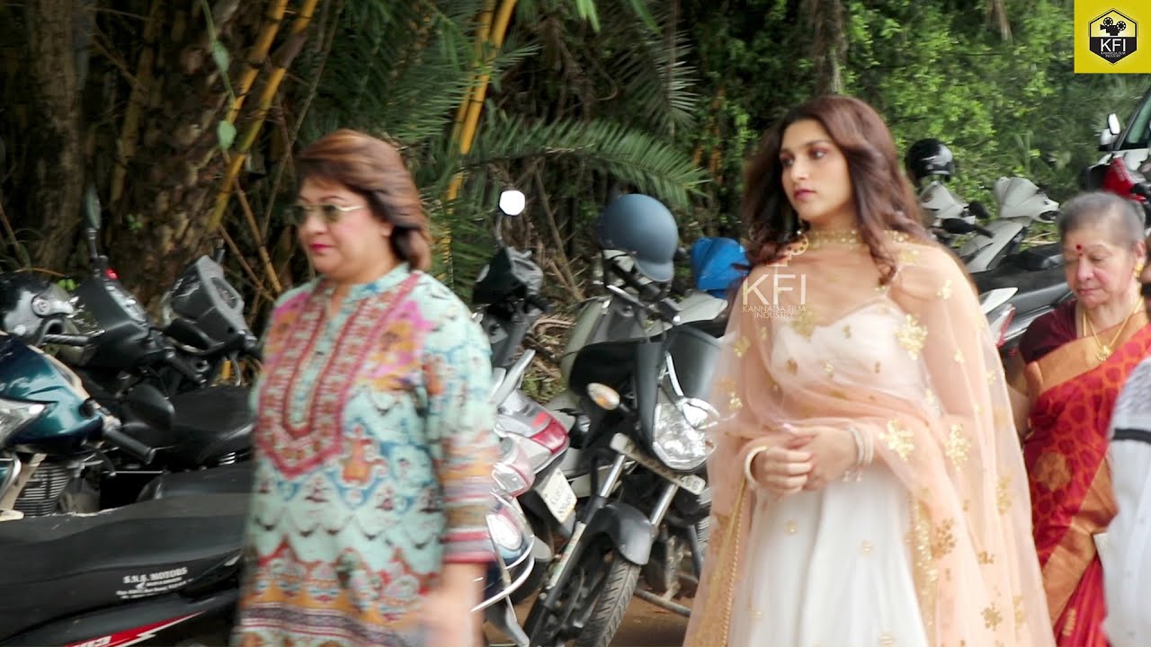 Malashree Entry With Daughter | D56 Muhurtha | Darshan D56 Heroine ...