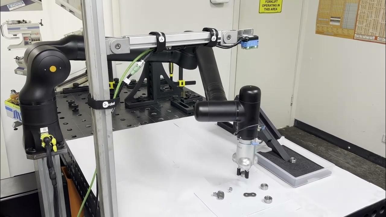 Kassow KR1410 collaborative robot demonstrating automatic part identification and pick & place ...