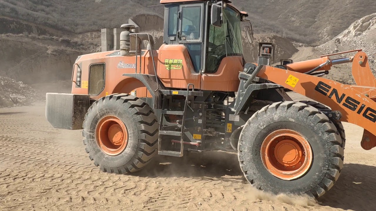 ENSIGN 5 ton wheel loader with rock bucket working in mining area ...
