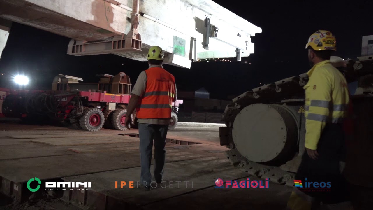 Taglio e calo della prima parte impalcato pila 8 - YouTube