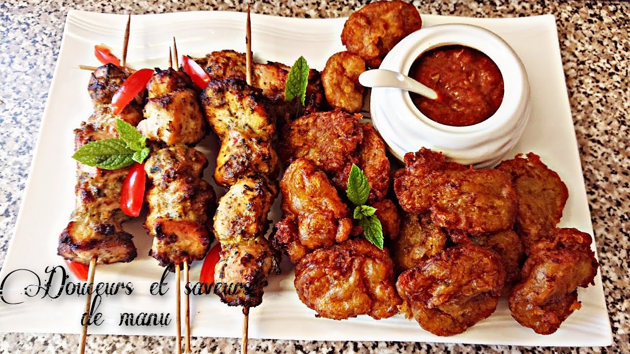 Claclo et brochettes de poulet/plantain fritters and chicken kebab ...