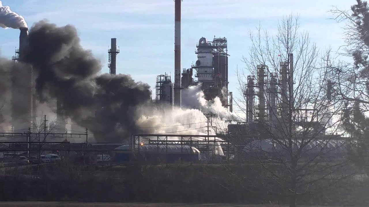 New Year's Fire at the Toledo Refinery - YouTube