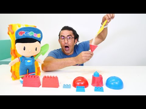 Pepee kinetik kum ile bir sürü kale yapıyor. Eğitici video. Eğlenceli çocuk videosu
