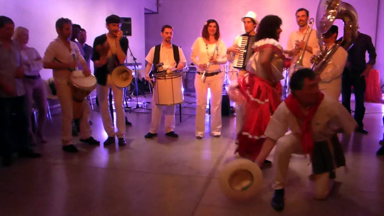Son del Puente joue la cumbia Pollera Colora - YouTube
