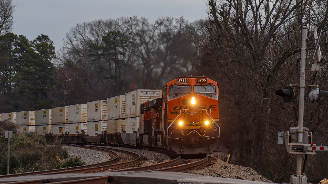 BNSF ET44C4 Gevo #3735 leads 283 - YouTube