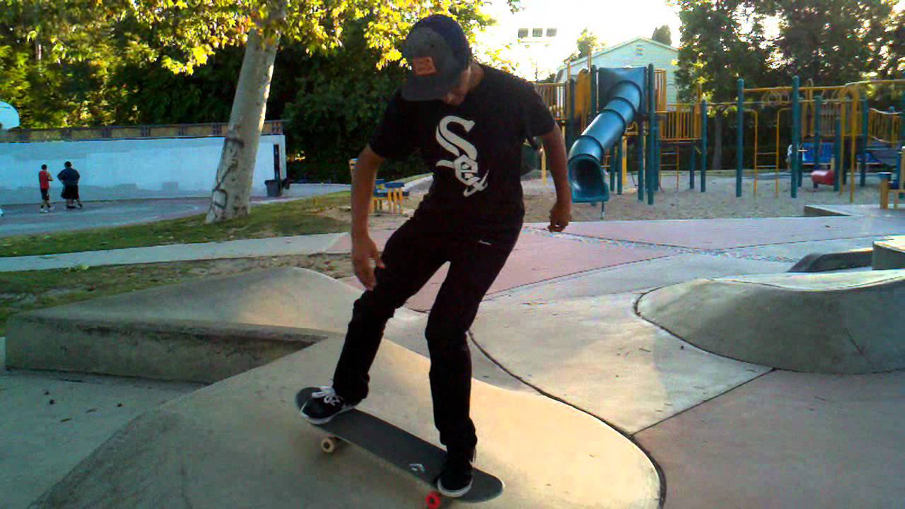 Martin Escobedo kickflip 180 - YouTube
