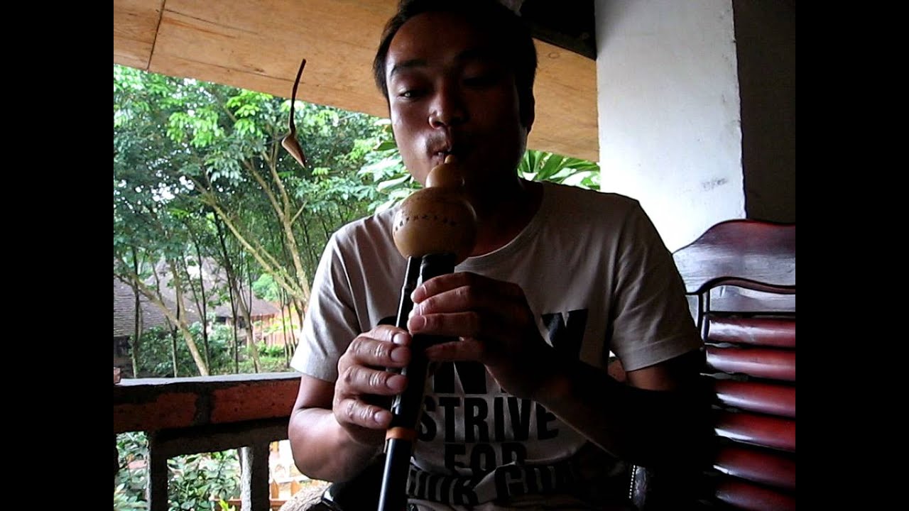 Yunnan hulusi player: "Bamboo Under The Moonlight" - YouTube