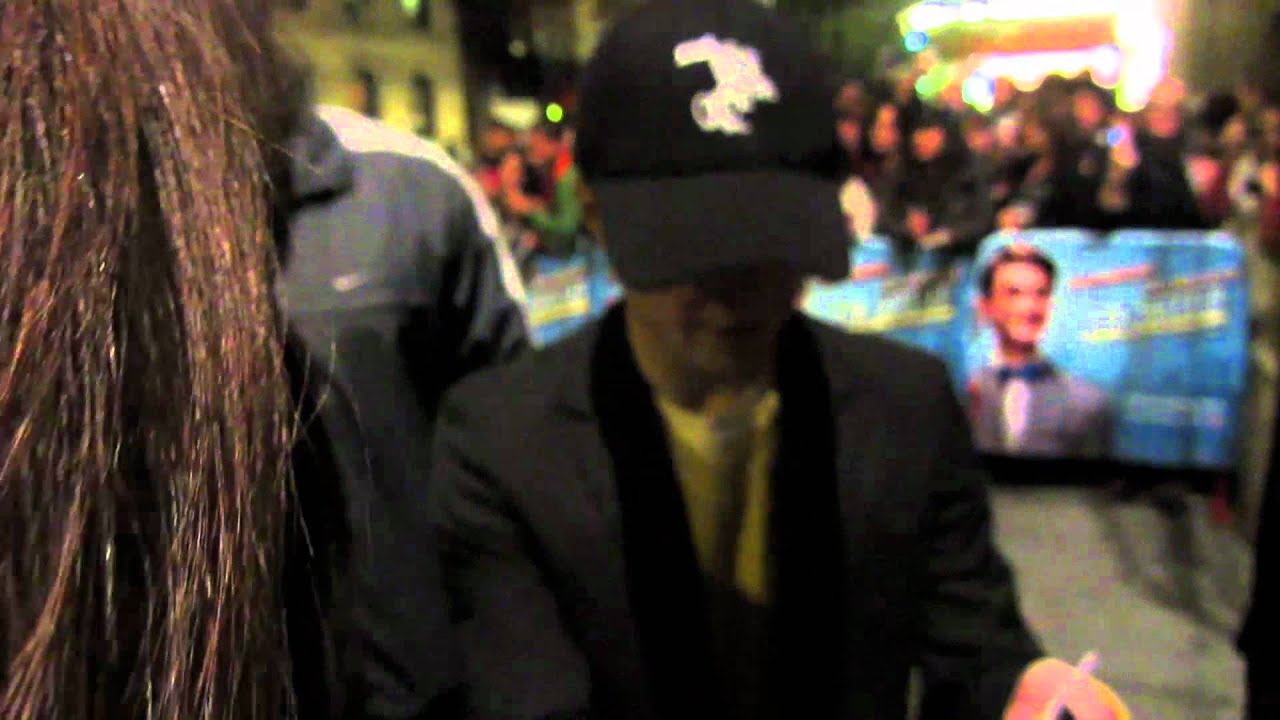 Daniel Radcliffe greets fans in NYC (November 15th, 2011) - YouTube