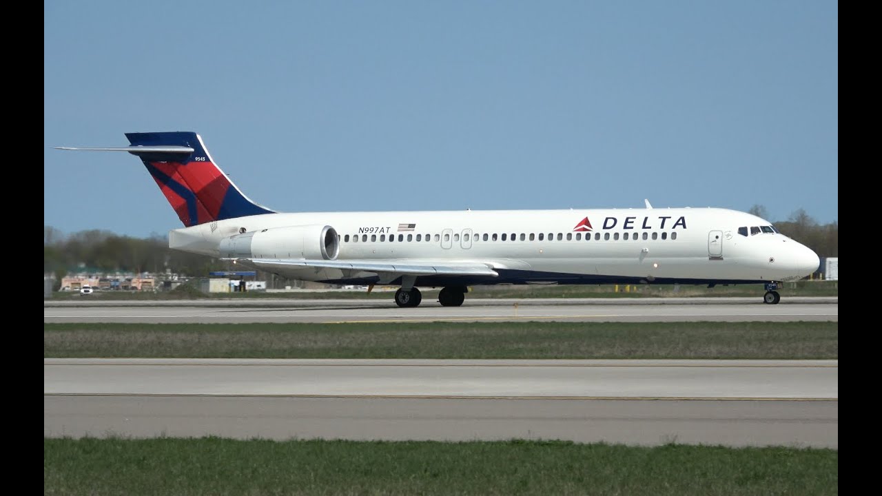 Delta 717 take off, DTW - YouTube