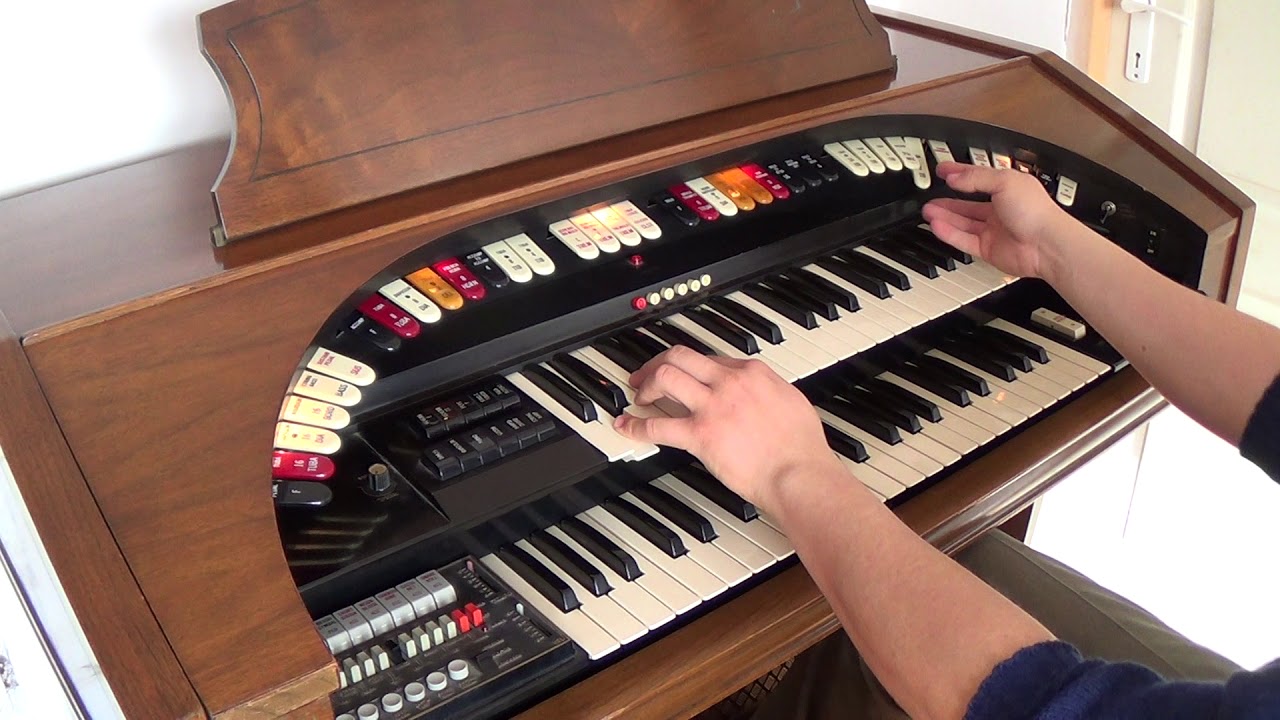 Demo 1972 Conn Theatrette 552 - YouTube