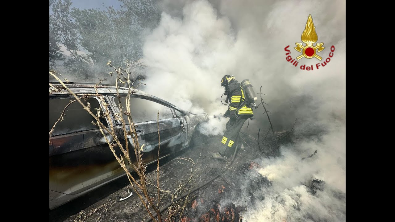 Monteforte. Auto in fiamme, rinvenuto il cadavere di un uomo - YouTube