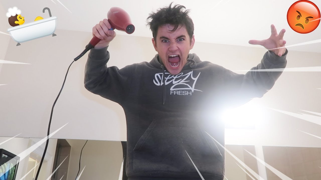 ANNOYING MY ROOMMATE STROMEDY while he uses the BATHROOM... ( HILARIOUS ...