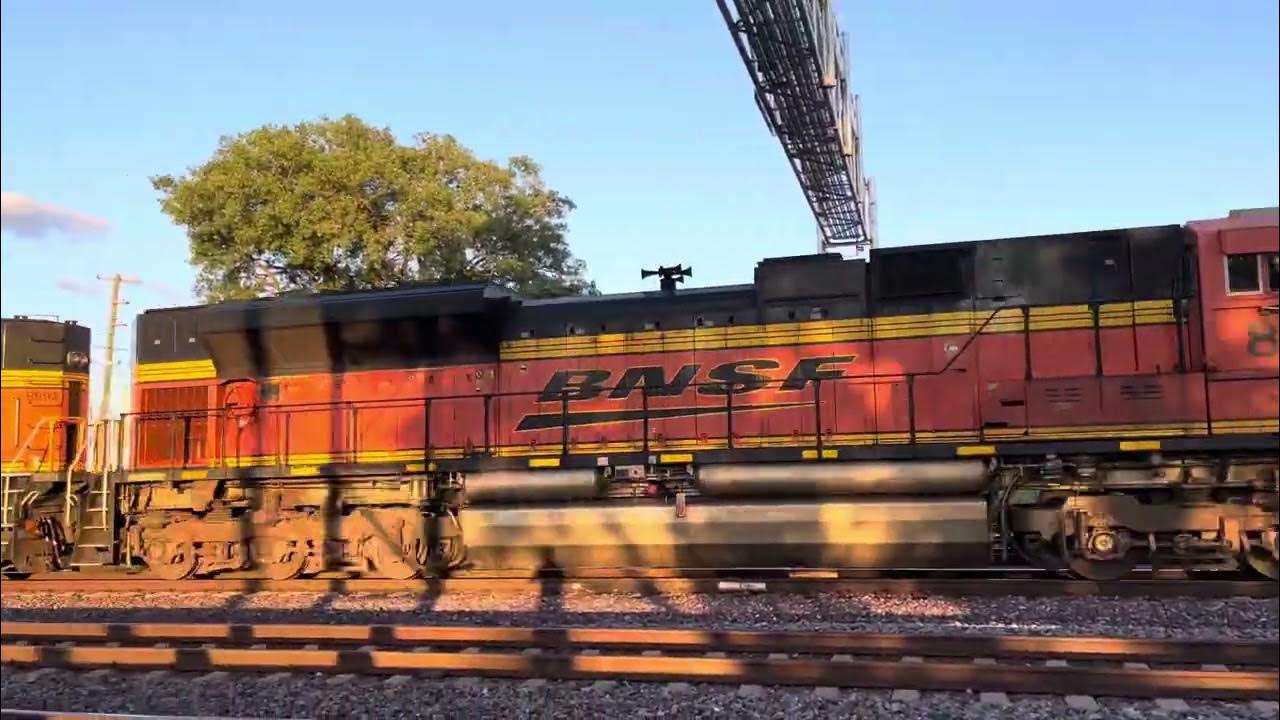 BEAUTIFUL First Gen K5LLA on BNSF 8992 East - Murphy Road - Wilmington, Il (8/10/24) - YouTube