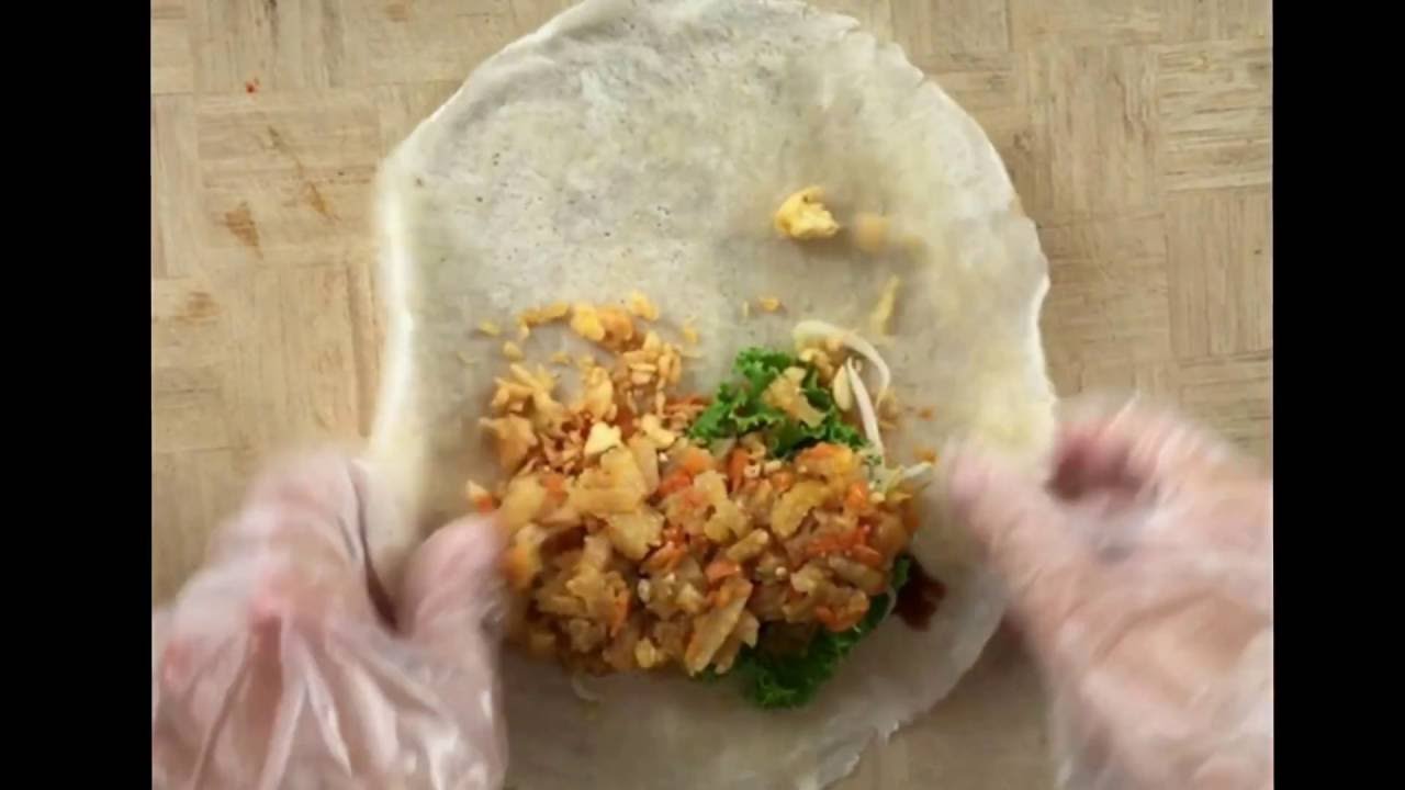 How to wrap a popiah? - YouTube