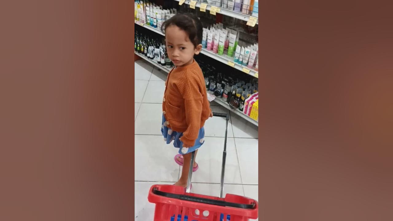 kakak dan adik temenin mama belanja susu#@2shesha - YouTube
