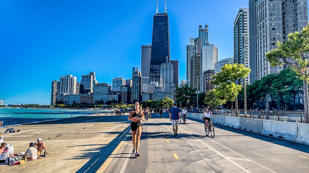 A Relaxing Walk Along Chicago's Concrete Beach | 4K HDR - YouTube