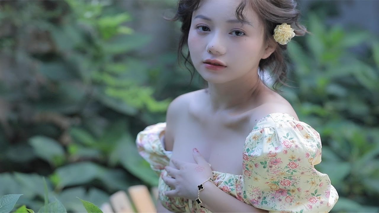“这个黄色的妹妹太可爱了!纯欲天花板!” Youtube