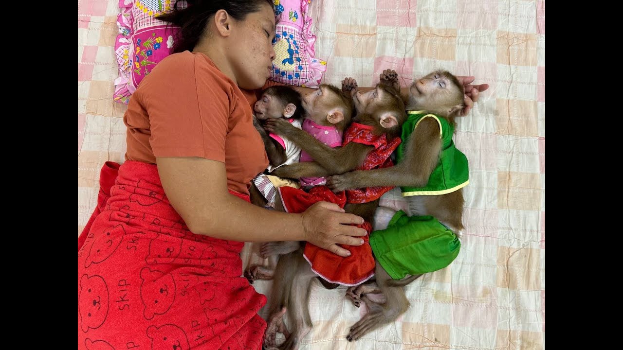 Mom Adore 4 Siblings To Sleep With Warm Hug Till Falling Asleep ...
