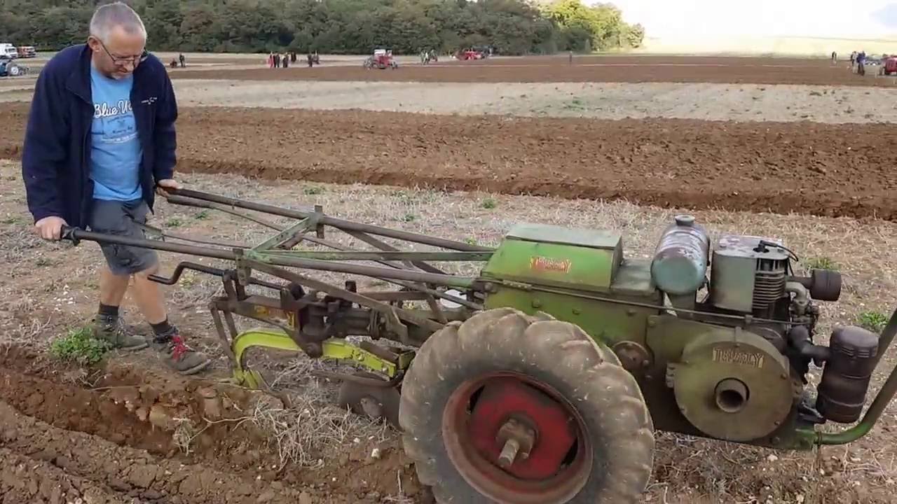 trusty tractor @16th Cambridgeshire county ploughing championship - YouTube