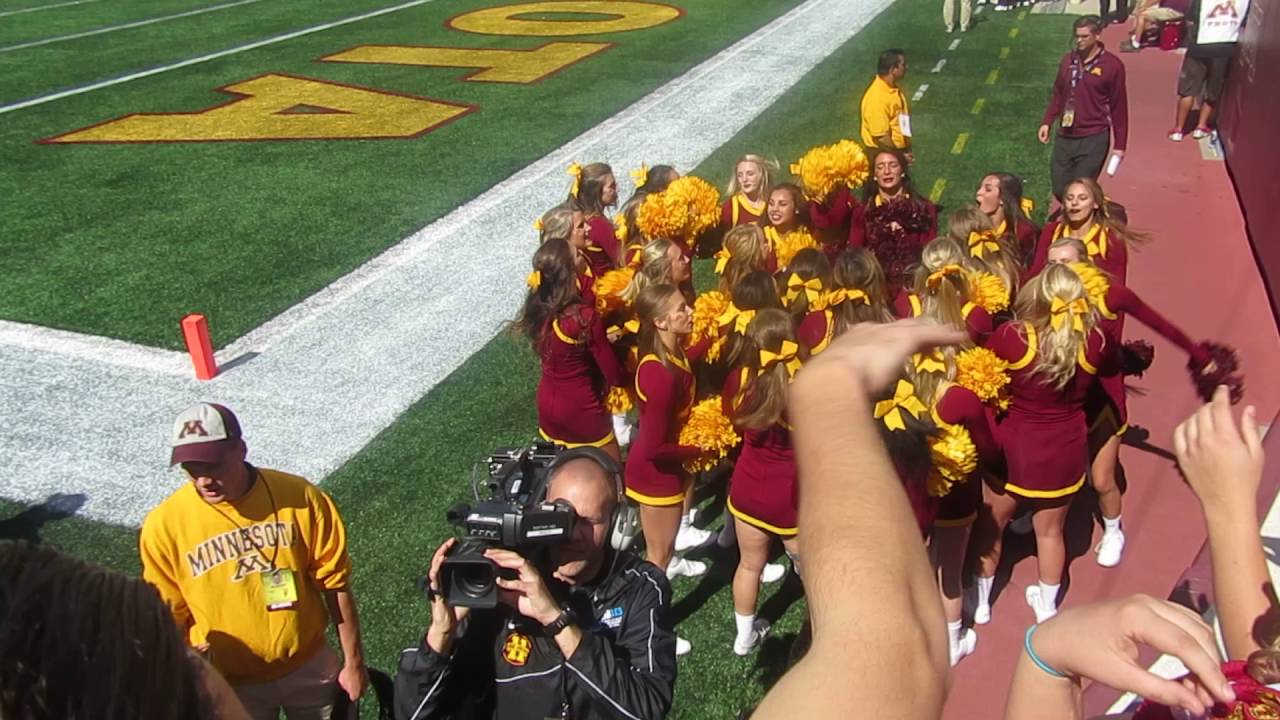 Gophers cheerleaders and students celebrating a TD - YouTube