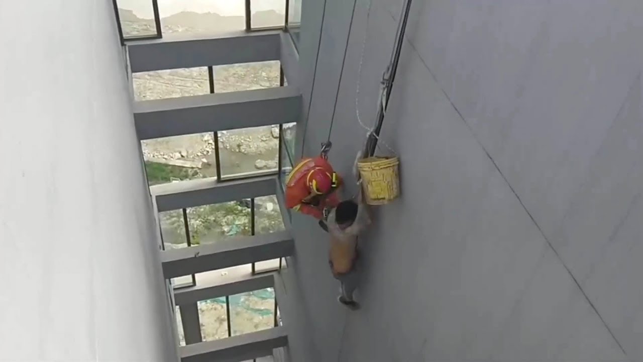 Firefighters rescue man dangling from rope 16 stories up - YouTube