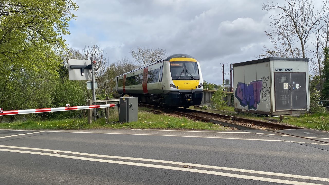 Maud Foster level crossing (20/04/24) - YouTube