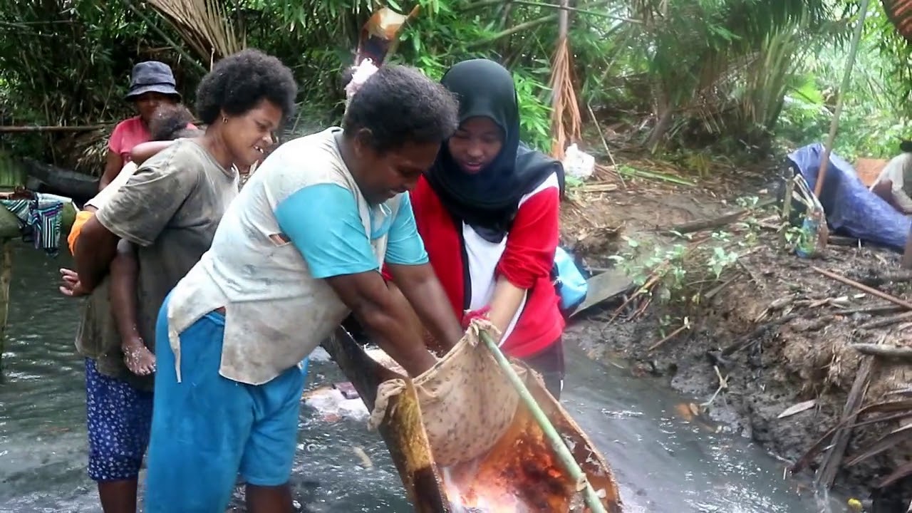 Tokok Sagu + Makan Ulat Sagu - YouTube