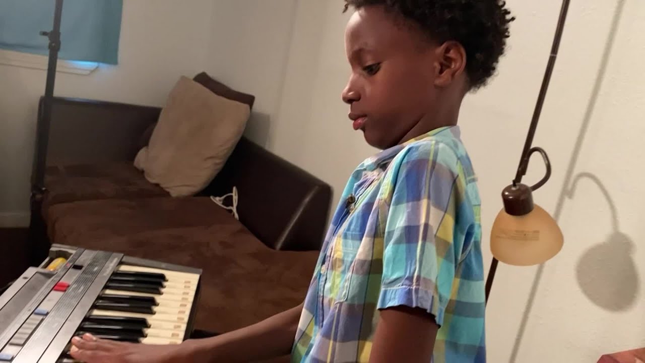 Video of fifth-grade student playing a keyboard goes viral - YouTube