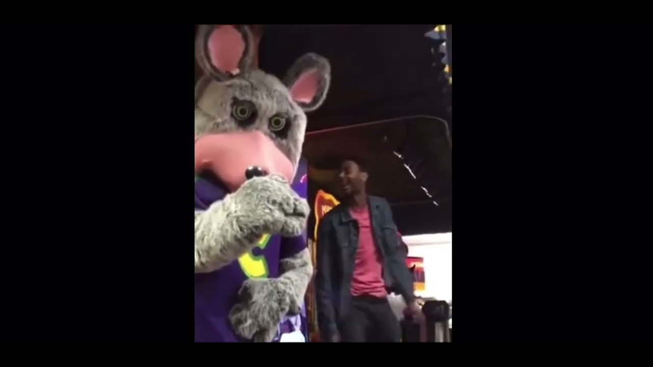 Pass me the mic Chuck E - YouTube