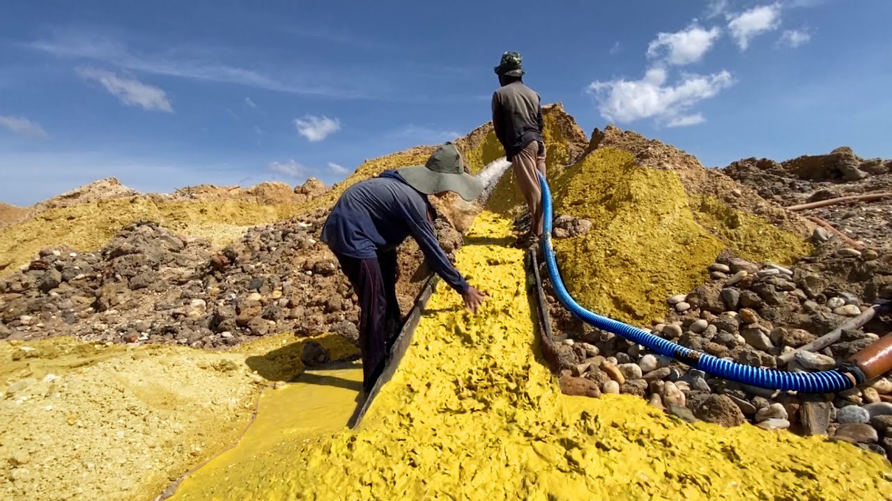 KEAJAIBAN DI LUAR NALAR,.. PROSES PENAMBANGAN EMAS,.! DI PASIR PUTIH ...