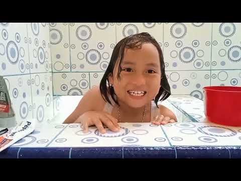 Tertangkap Basah Mandi di Bak Mandi