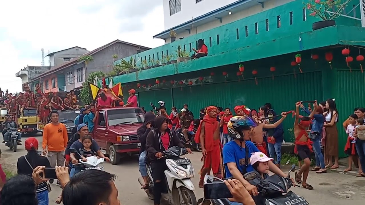 Pasukan Merah Dayak - YouTube